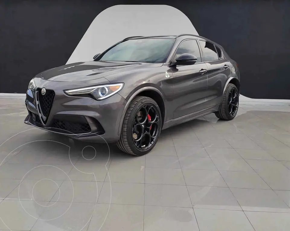 Alfa Romeo Stelvio QV usado (2023) color Gris precio $1,949,900