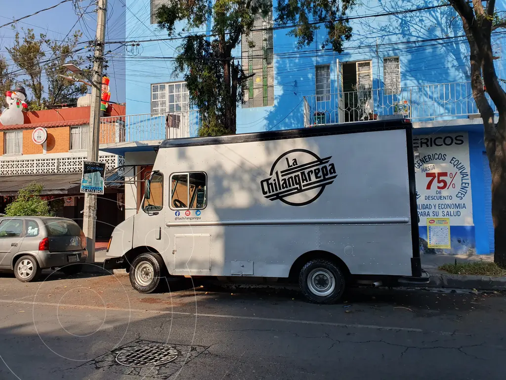 Chevrolet P-30 Vanette 133 5.7L V8 usado (2001) color Plata precio $180,000