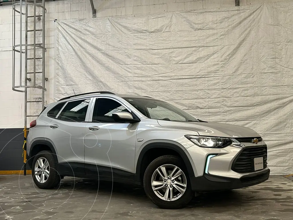 Chevrolet Tracker LS usado (2023) color plateado precio $330,000