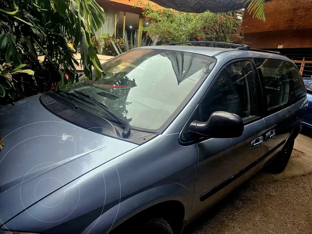 Chrysler Voyager 3.3L Base usado (2005) color Azul precio $85,000