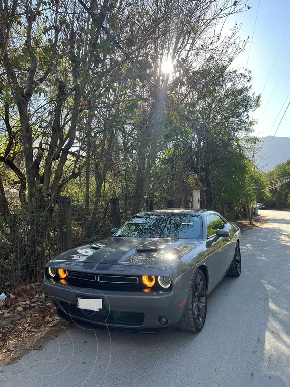 Dodge Challenger 3.6L Dual Stripes usado (2018) color Gris precio $585,000