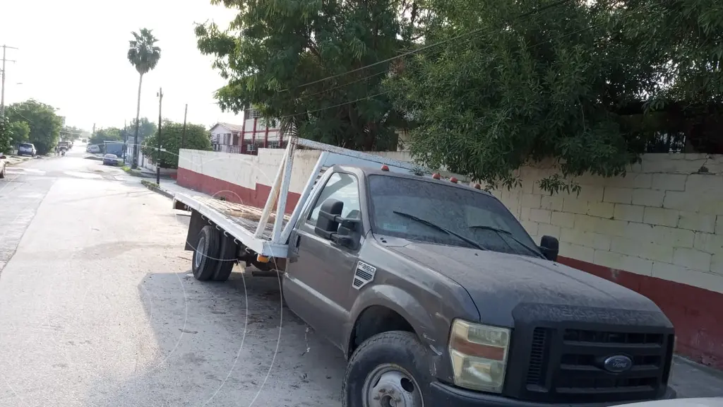 Ford F-350 XLT 5.4L Super Duty usado (2008) color Gris precio $150,000
