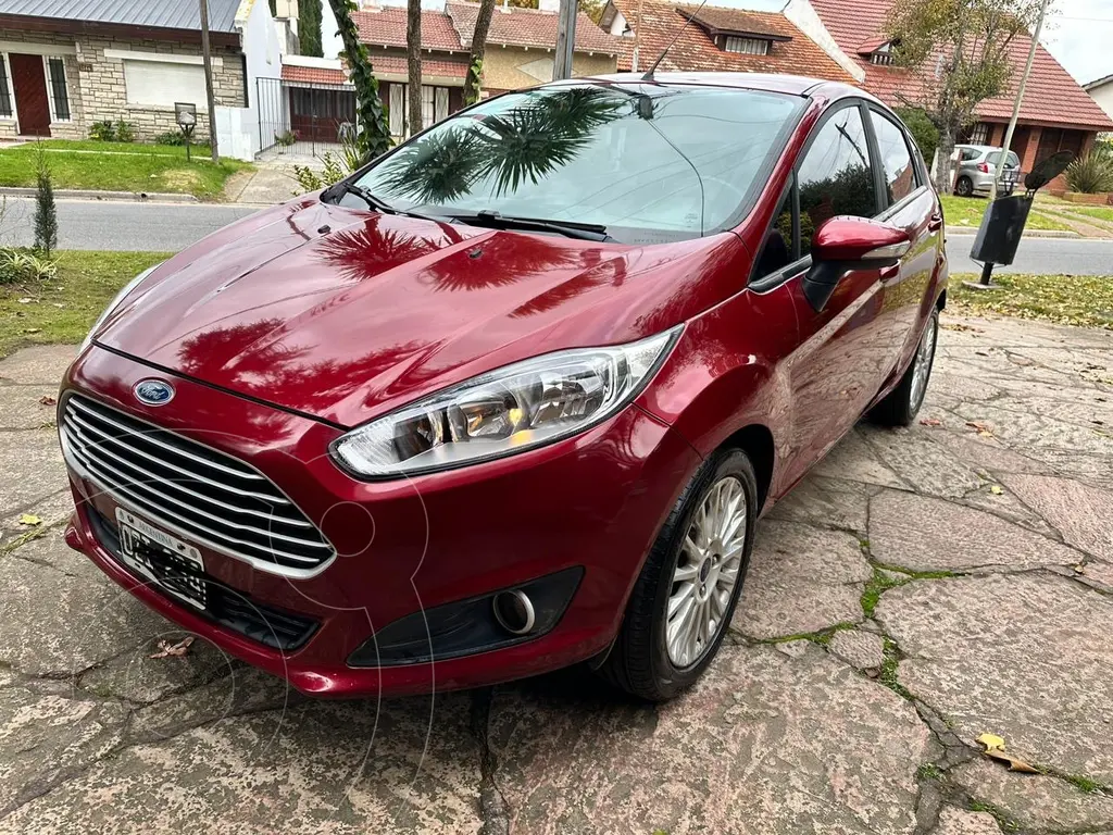 Ford Fiesta Kinetic SE Plus usado (2015) color Rojo Rubi precio u$s10.500