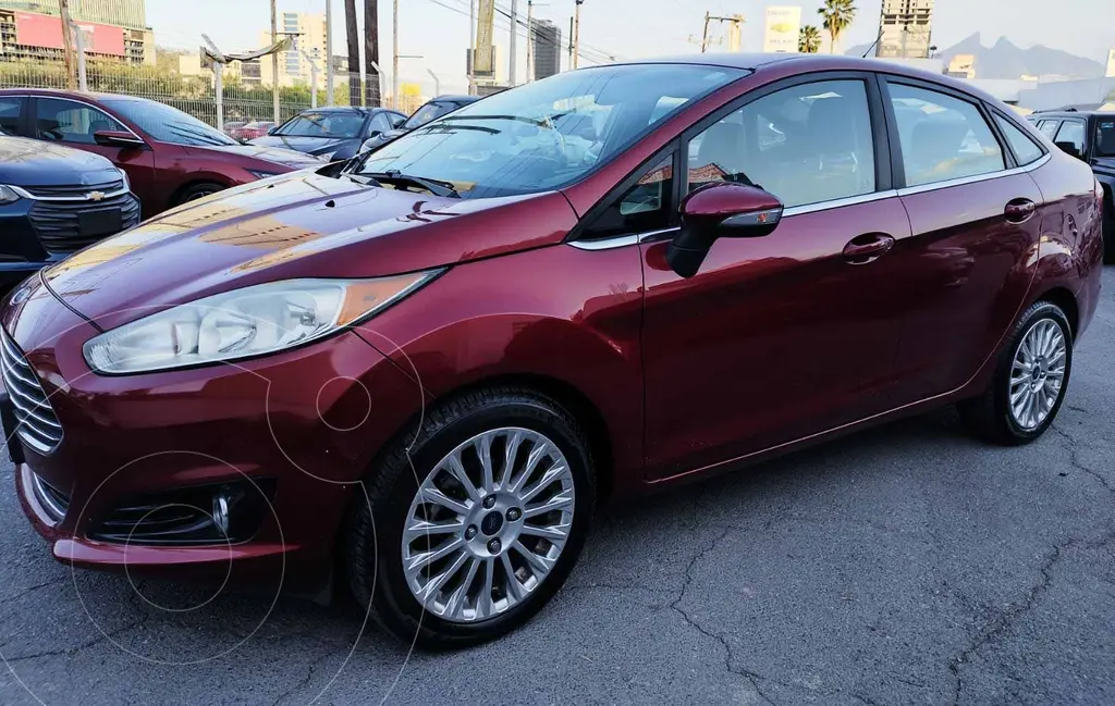 Ford Fiesta Sedan Titanium Aut usado (2016) color Rojo precio $245,000