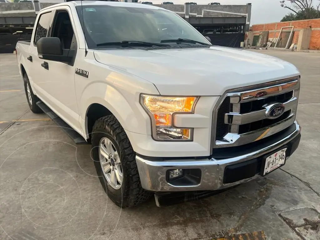 Ford Lobo Doble Cabina XLT 4x2 V8 usado (2017) color Blanco precio $579,000