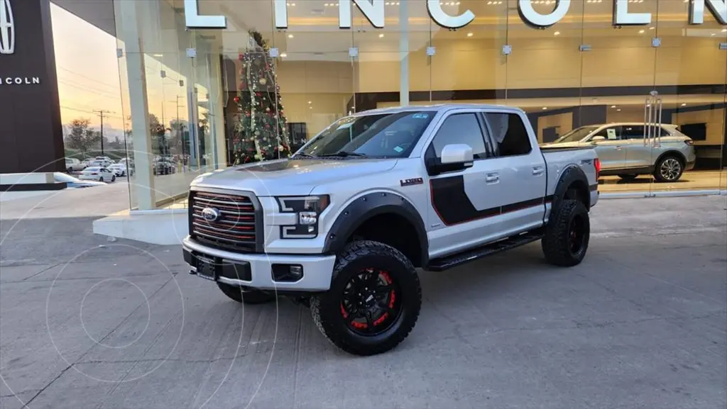 Ford Lobo Lariat Crew Cab 4x4 usado (2017) color Plata precio $680,000
