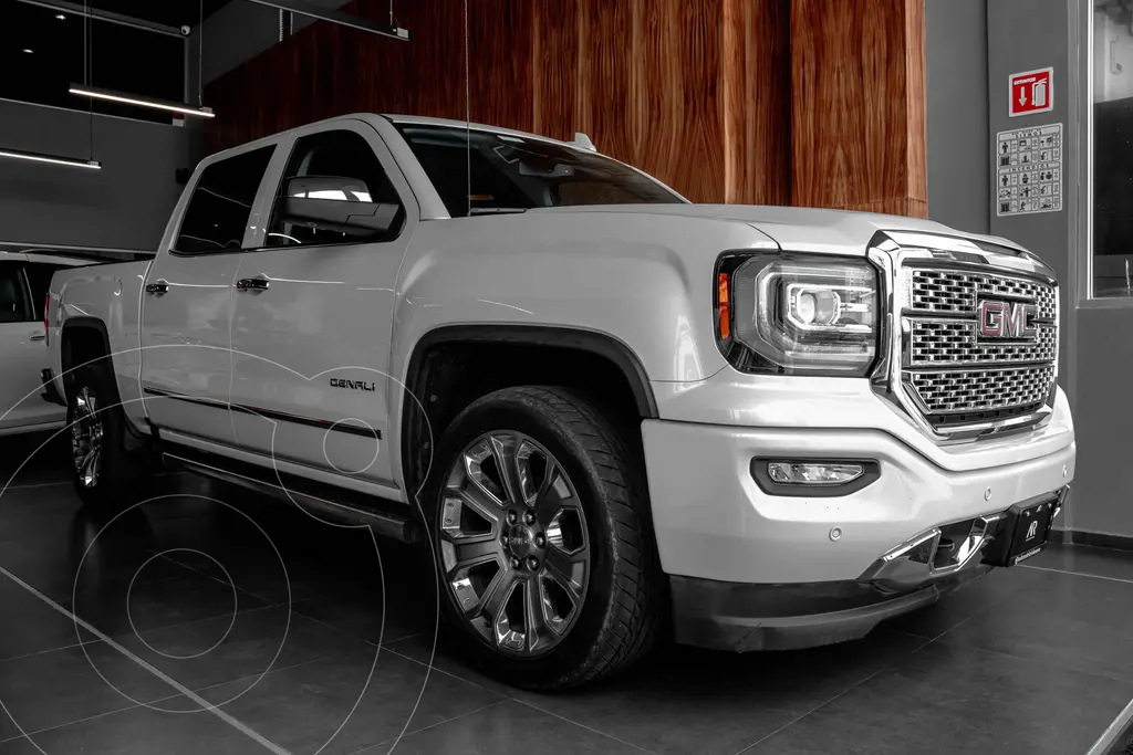 GMC Sierra Crew Cabina All Terrain 4x4 usado (2018) color Blanco precio ...