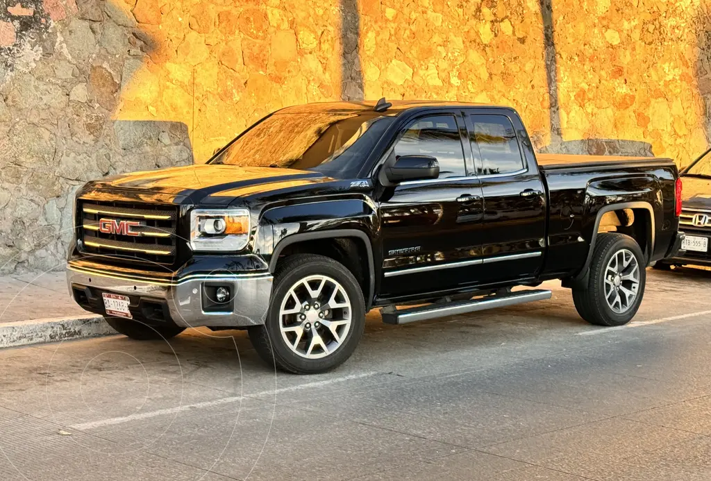 GMC Sierra Crew Cabina All Terrain 4x4 usado (2015) color Negro precio ...