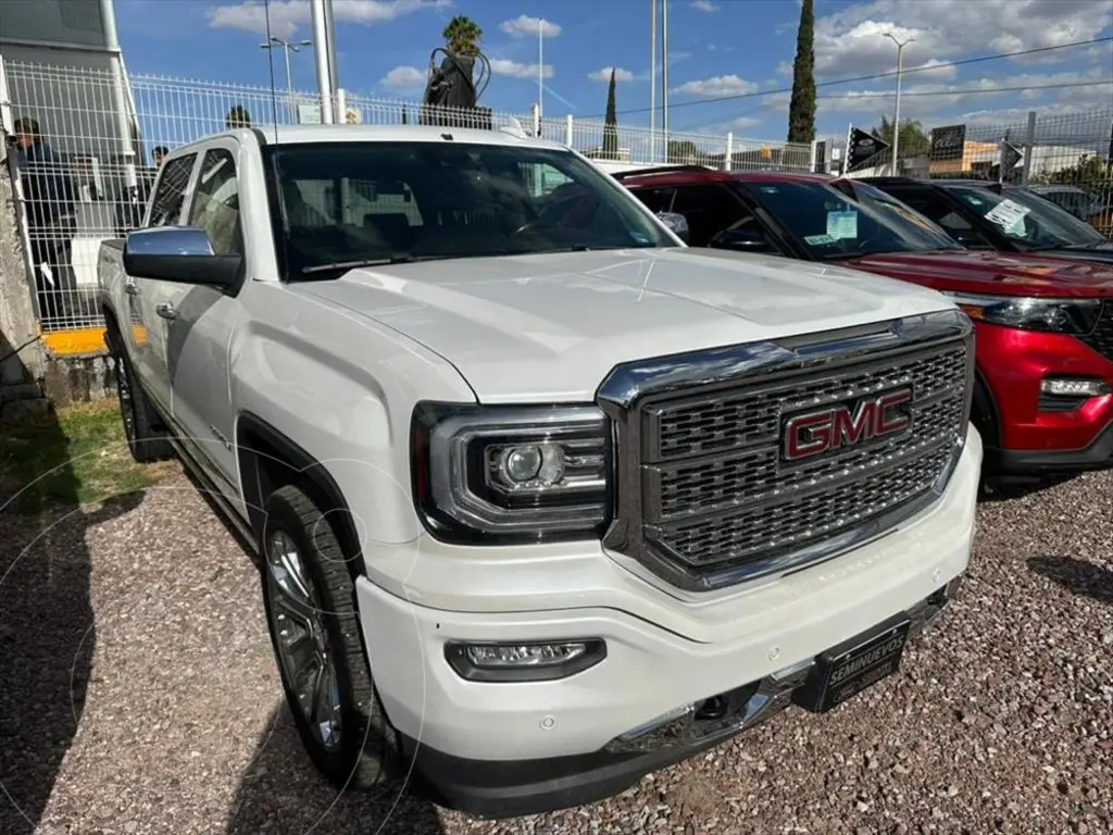 GMC Sierra Denali DVD usado (2018) color Blanco precio $780,000