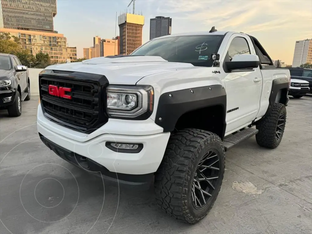 GMC Sierra Cabina Regular SLE 4x4 usado (2017) color Blanco precio $698,000