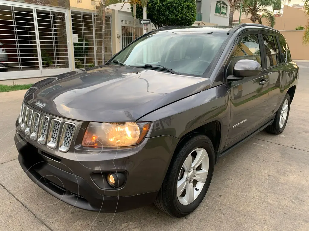 Jeep Compass 4x2 Latitude usado (2015) color Granito precio $176,000