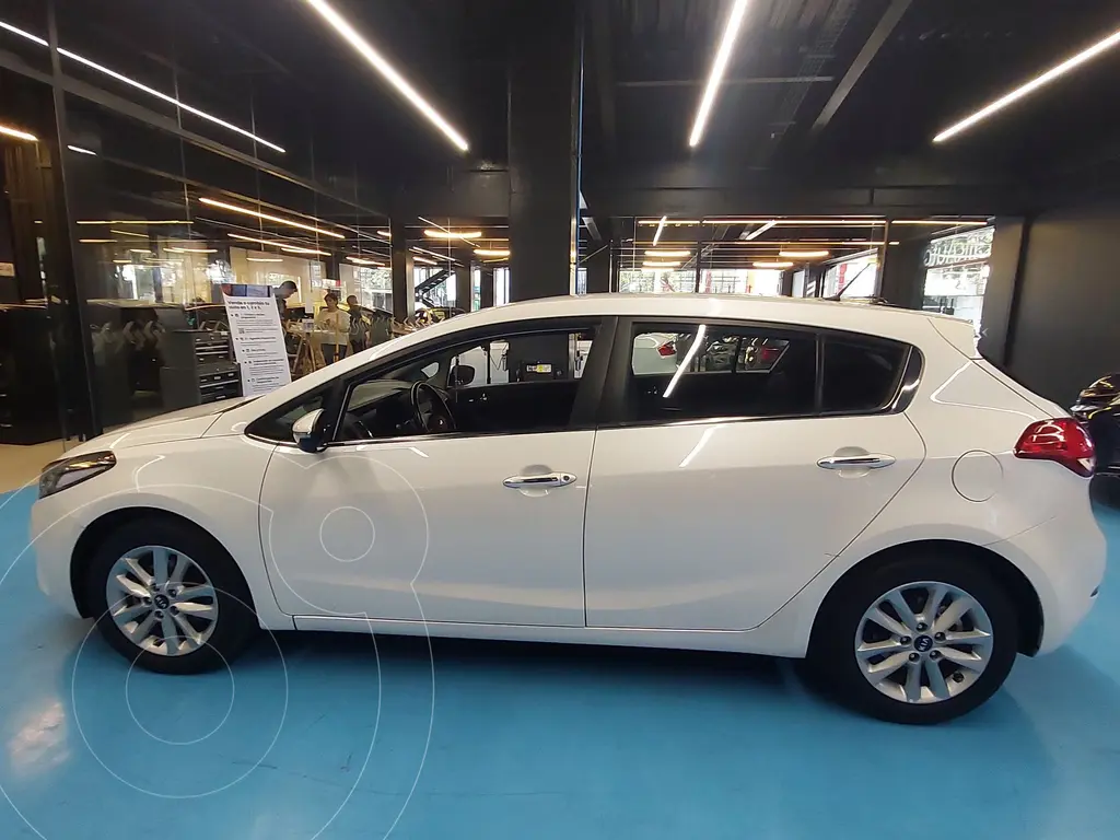 Kia Forte Hatchback HB EX Aut usado (2018) color Blanco precio $275,000
