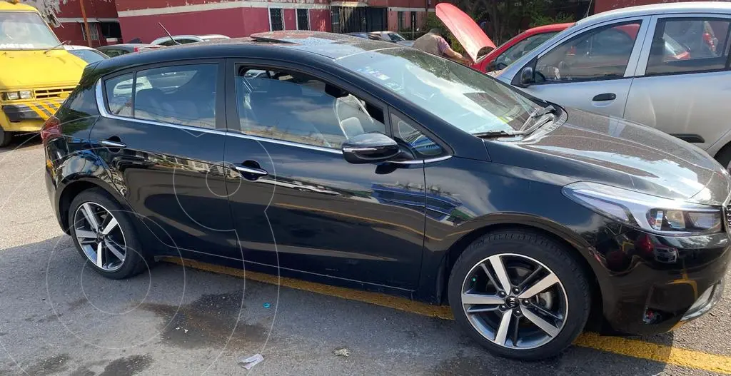 Kia Forte Hatchback HB SX usado (2018) color Negro precio $270,000