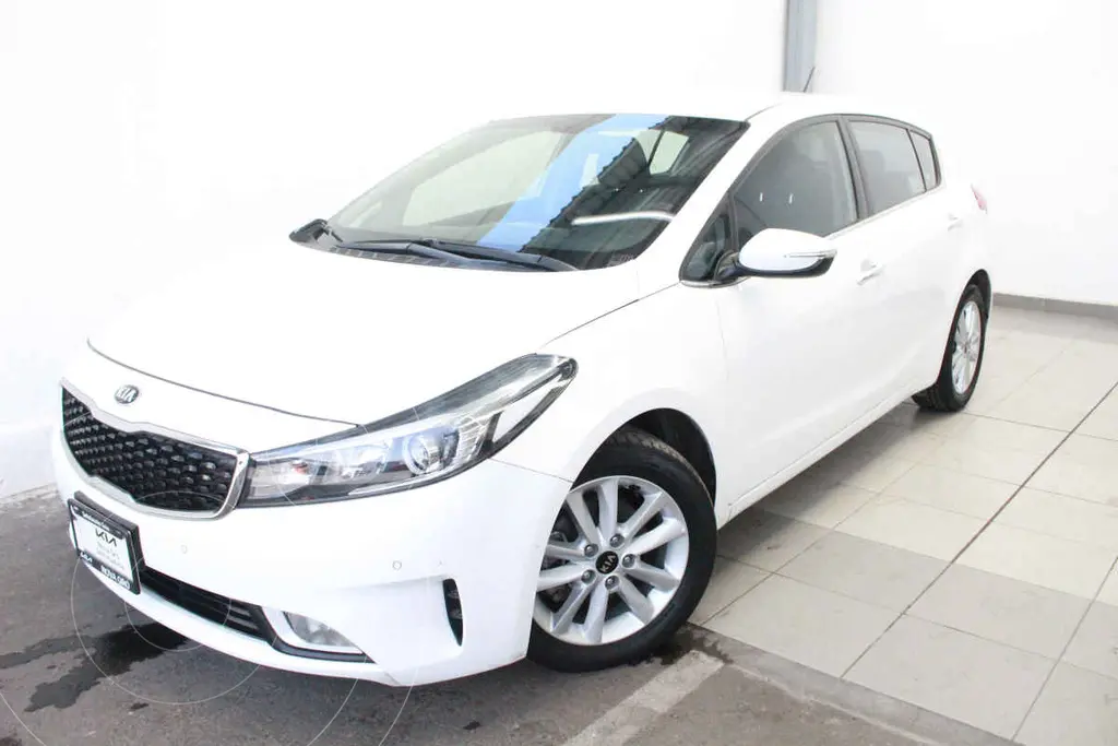 Kia Forte Hatchback HB EX Aut usado (2018) color Blanco precio $290,000