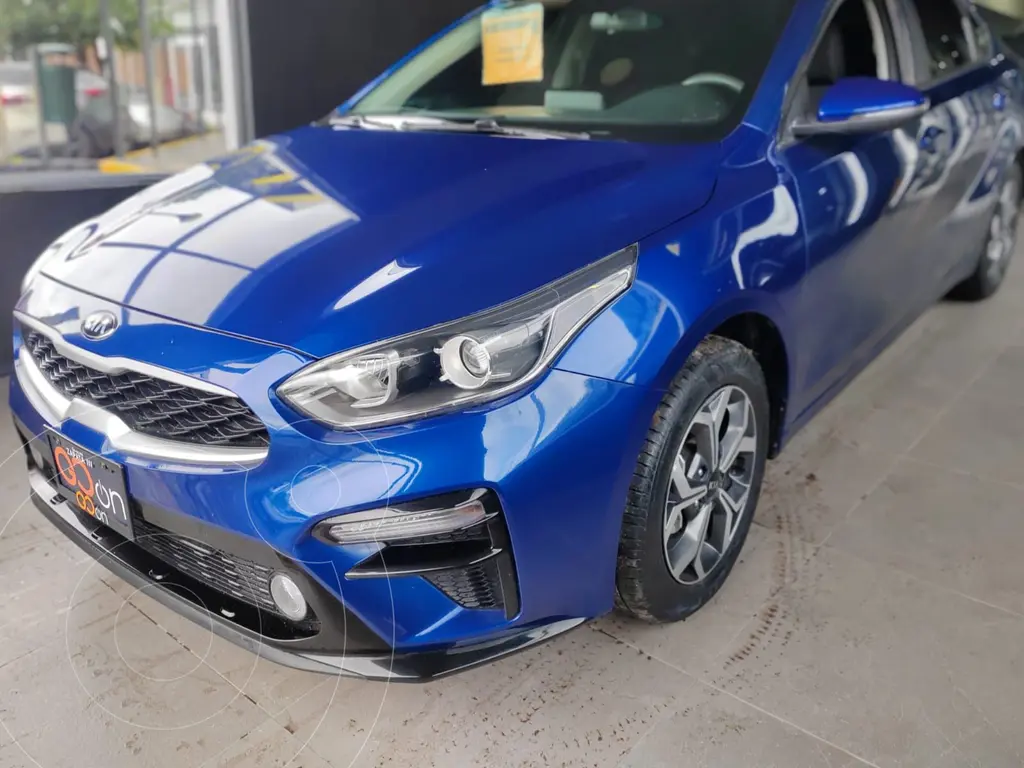 Kia Forte Sedan LX Aut usado (2021) color Azul Marino precio $300,000