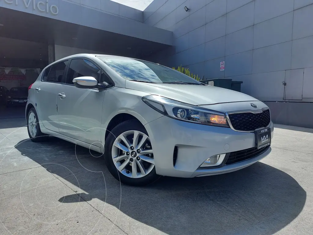 Kia Forte Sedan EX usado (2018) color plateado precio $255,000