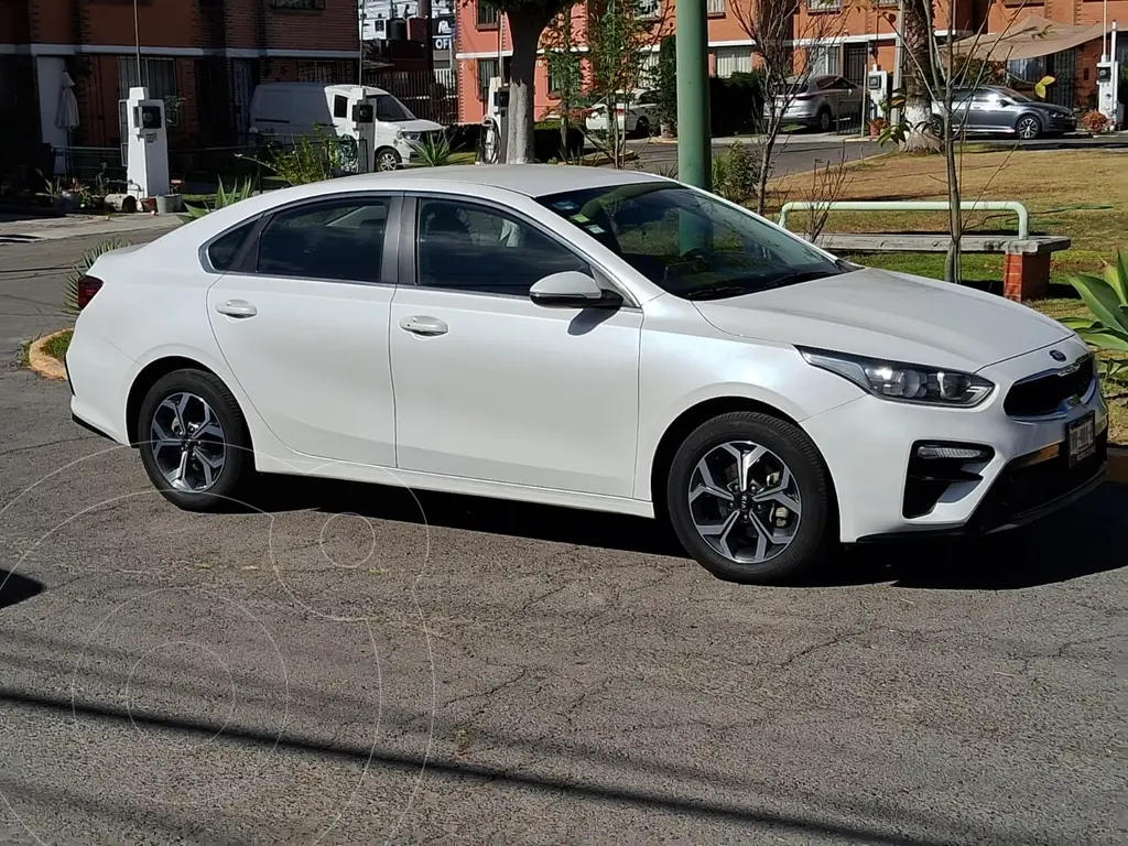 Kia Forte Sedan EX Aut usado (2019) color Blanco precio $270,000