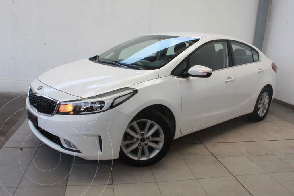 Kia Forte Sedan EX usado (2017) color Blanco precio $255,000