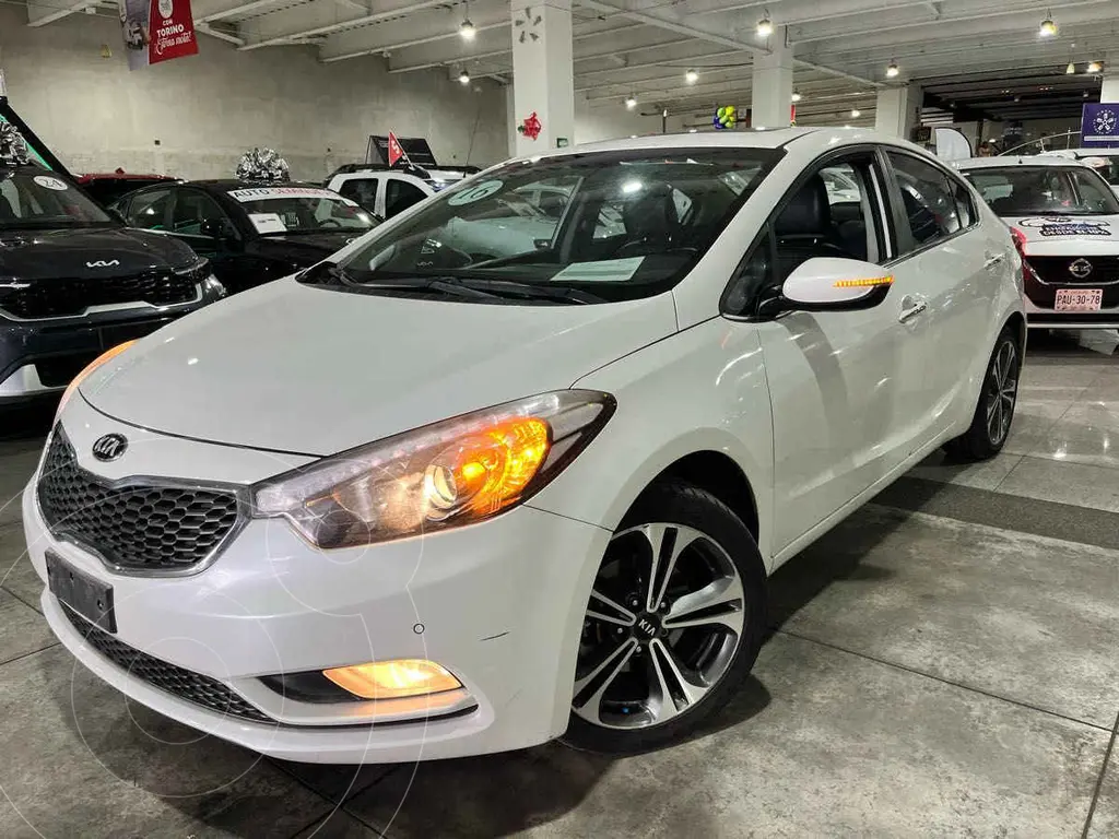 Kia Forte Sedan SX Aut usado (2016) color Blanco precio $210,000