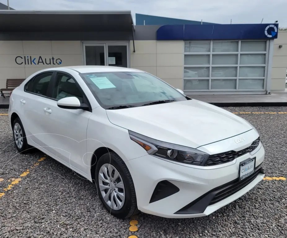 Kia Forte Sedan 2.0L LX usado (2023) color SNOW WHITE PEARL precio $343,000