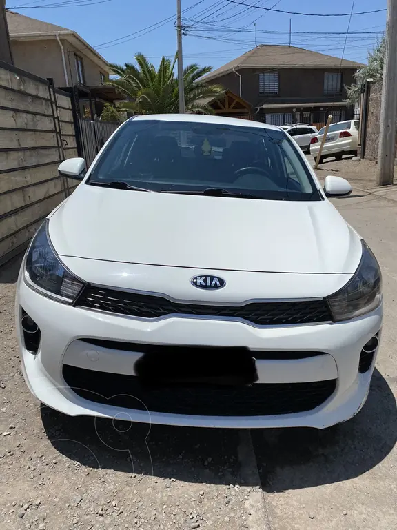 Kia Rio 4 1.4L LX usado (2018) color Blanco precio $11.000.000