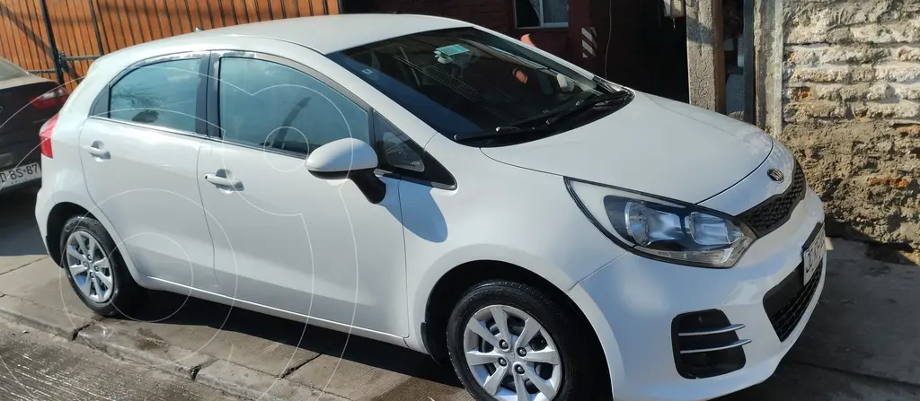 Kia Rio 5 1.2L EX usado (2017) color Blanco precio $7.000.000