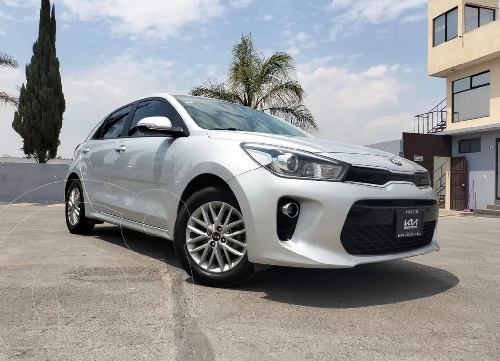 Kia Rio Hatchback EX usado (2018) color plateado precio $240,000