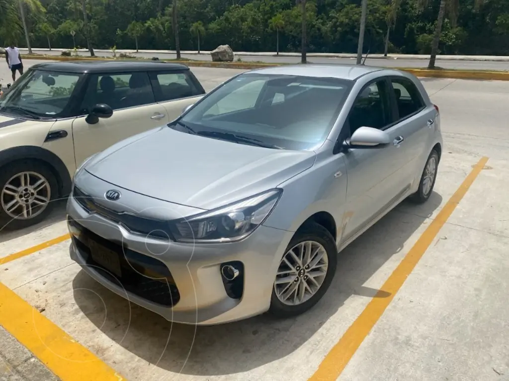 Kia Rio Hatchback EX Aut usado (2019) color Plata Sleek precio $240,000