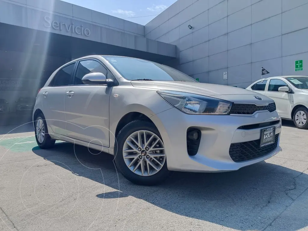 Kia Rio Hatchback LX usado (2018) color plateado precio $210,000
