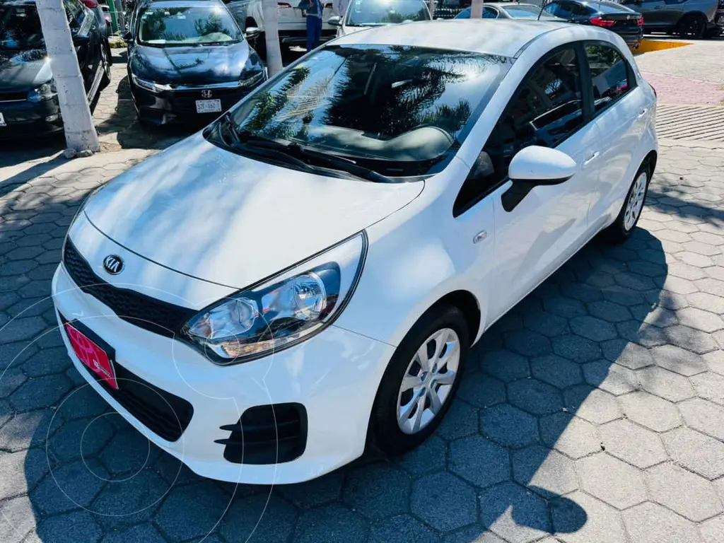 Kia Rio Hatchback LX usado (2017) color Blanco precio $199,000
