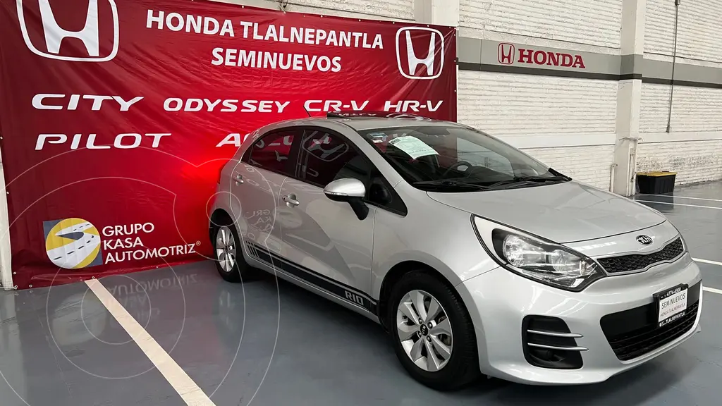 Kia Rio Hatchback EX usado (2017) color plateado precio $226,900