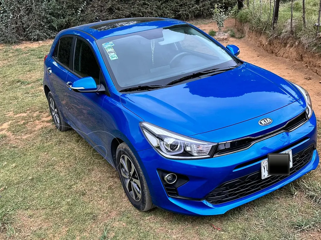 Kia Rio Hatchback EX usado (2021) color Azul precio $279,000