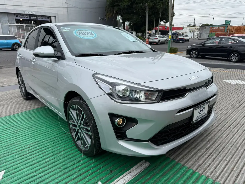 Kia Rio Hatchback EX Pack Aut usado (2023) color plateado precio $340,000