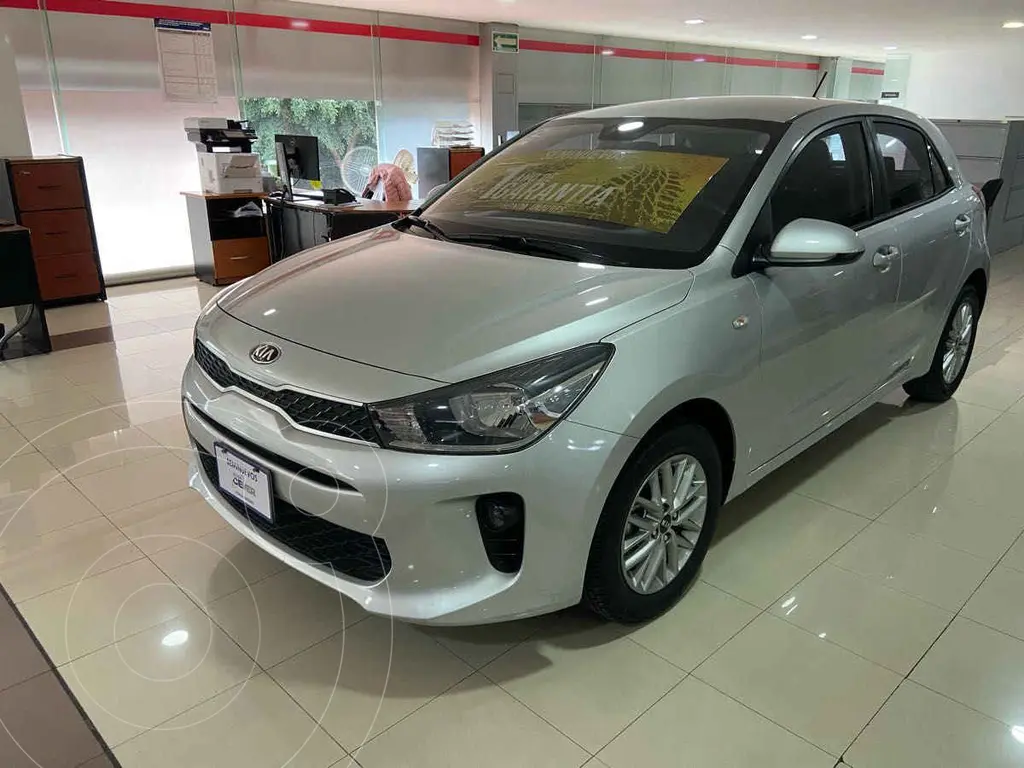Kia Rio Hatchback LX usado (2018) color Plata precio $247,000