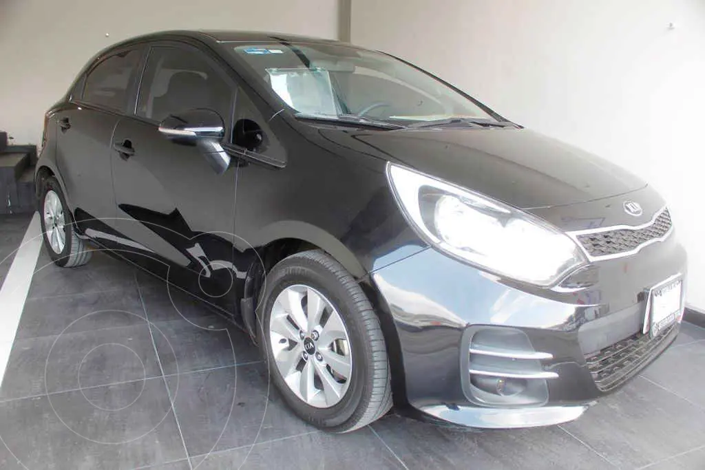 Kia Rio Hatchback EX usado (2017) color Negro precio $255,000