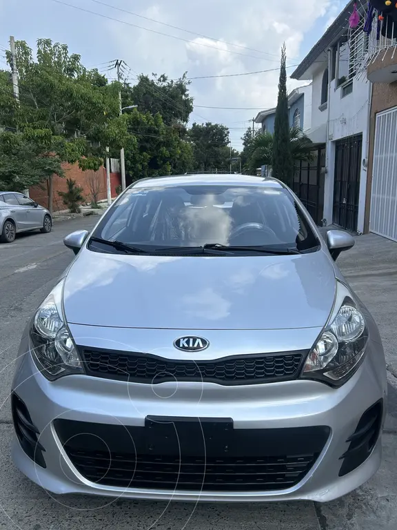Kia Rio Hatchback LX usado (2017) color Plata precio $185,000