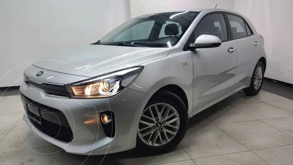 Kia Rio Hatchback EX usado (2020) color Plata precio $305,000