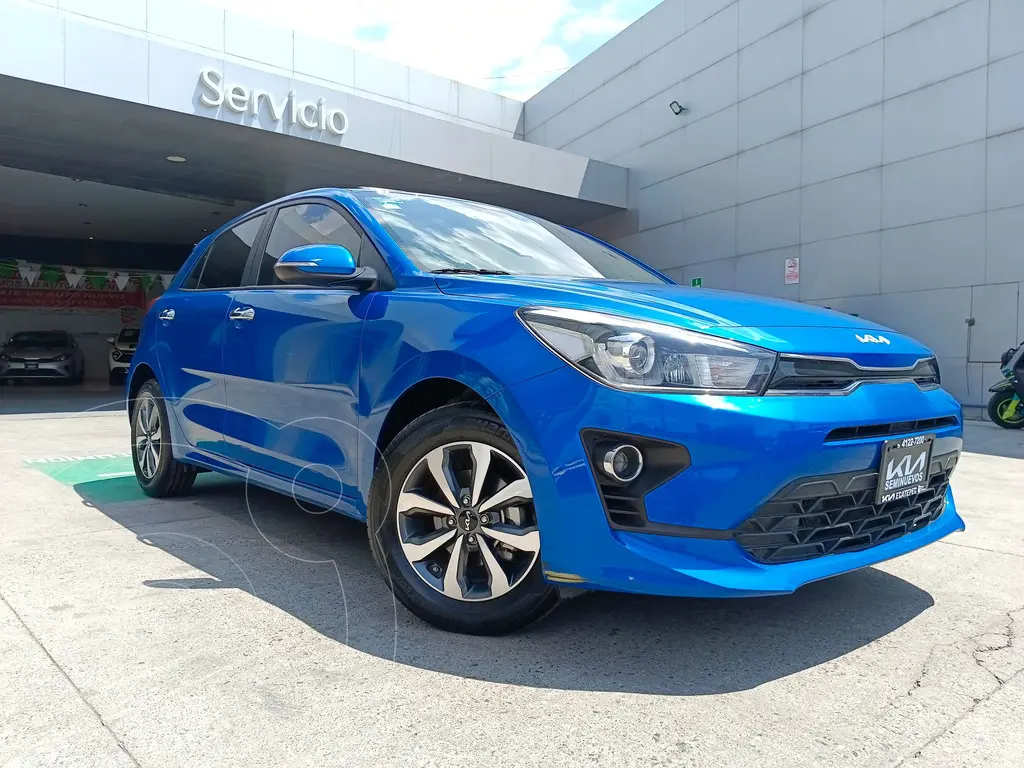 Kia Rio Hatchback EX Pack Aut usado (2023) color Azul precio $330,000