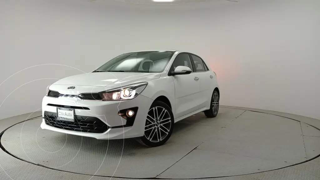 Kia Rio Hatchback EX Pack Aut usado (2021) color Blanco precio $316,130