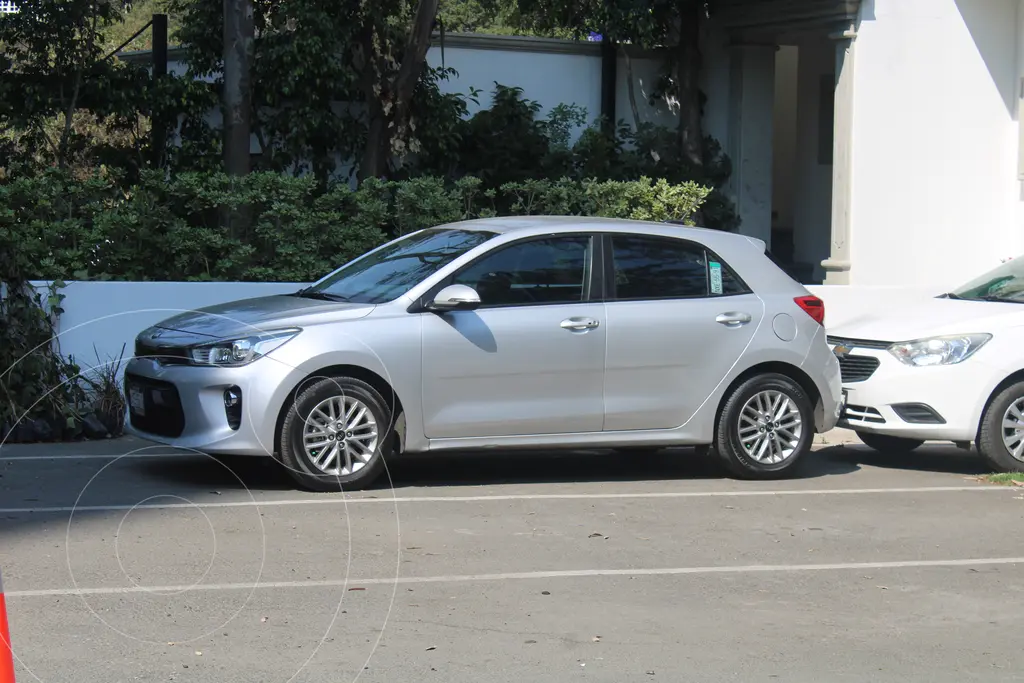 Kia Rio Hatchback EX Aut usado (2018) color Gris Urbano precio $220,000