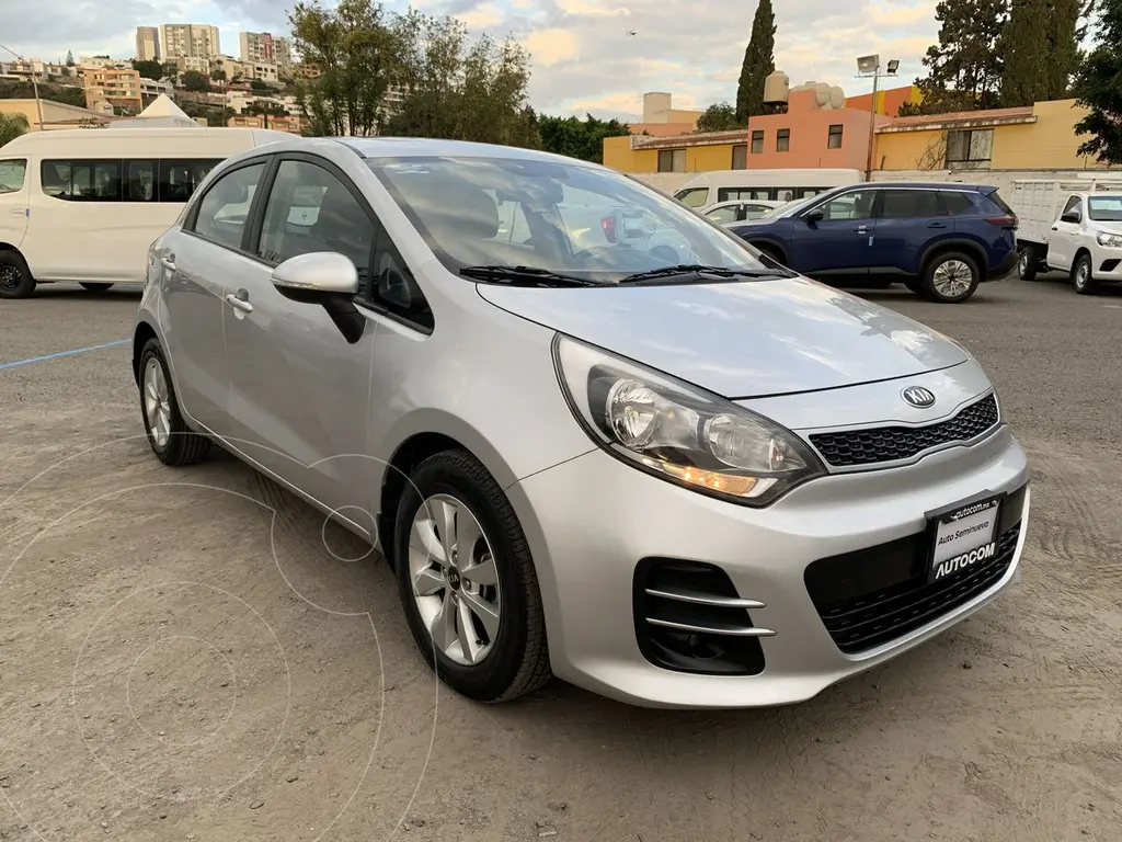 Kia Rio Hatchback EX usado (2017) color Plata precio $238,000