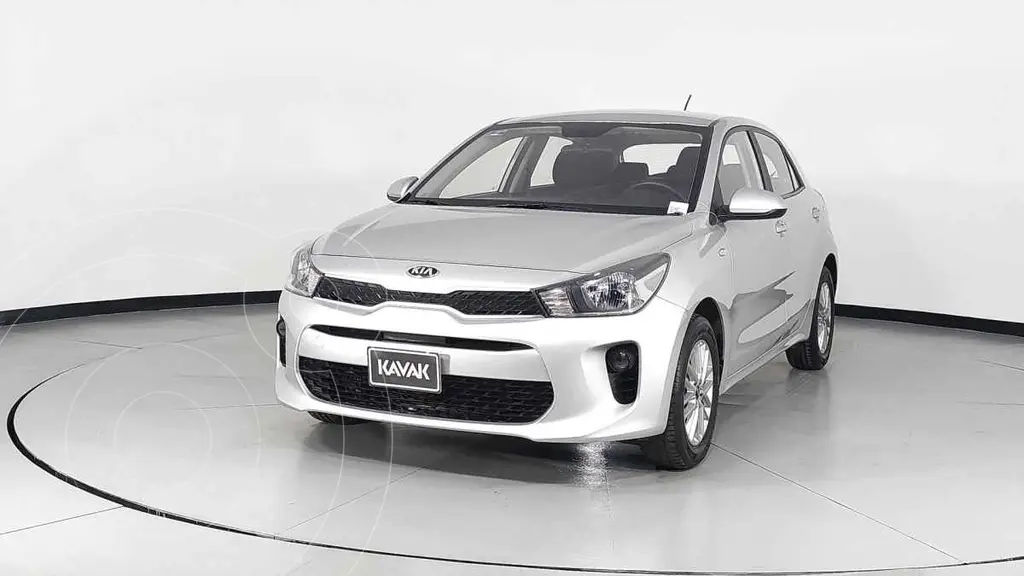 Kia Rio Hatchback LX usado (2020) color Plata precio $234,999