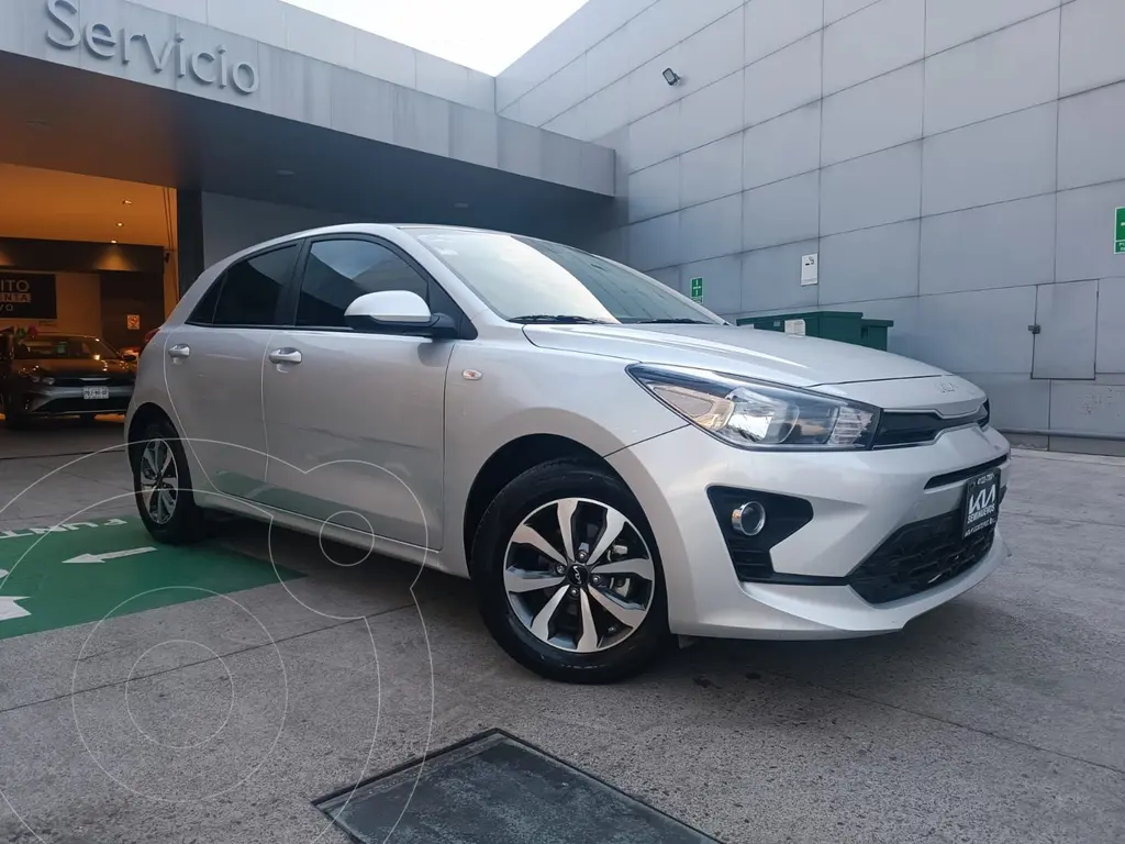 Kia Rio Hatchback LX Aut usado (2023) color plateado precio $275,000