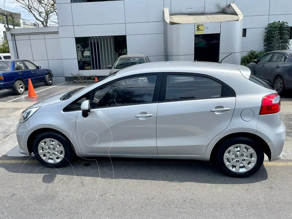KIA Rio Hatchback 1.4L LX usado (2017) color Plata precio u$s10,000