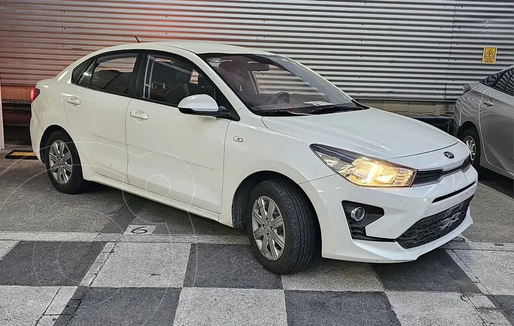 Kia Rio Sedan L Aut usado (2021) color Blanco precio $230,000