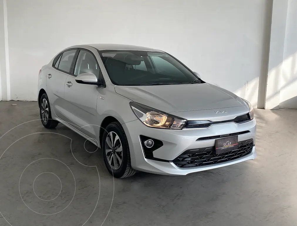 Kia Rio Sedan LX Aut usado (2023) color plateado precio $269,000