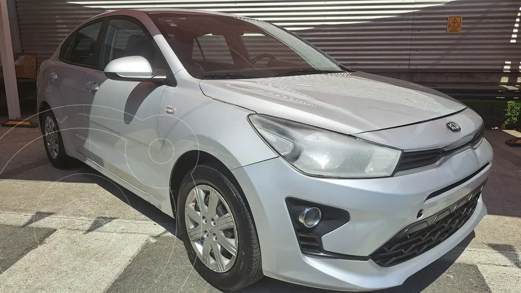 Kia Rio Sedan L Aut usado (2021) color plateado precio $215,000
