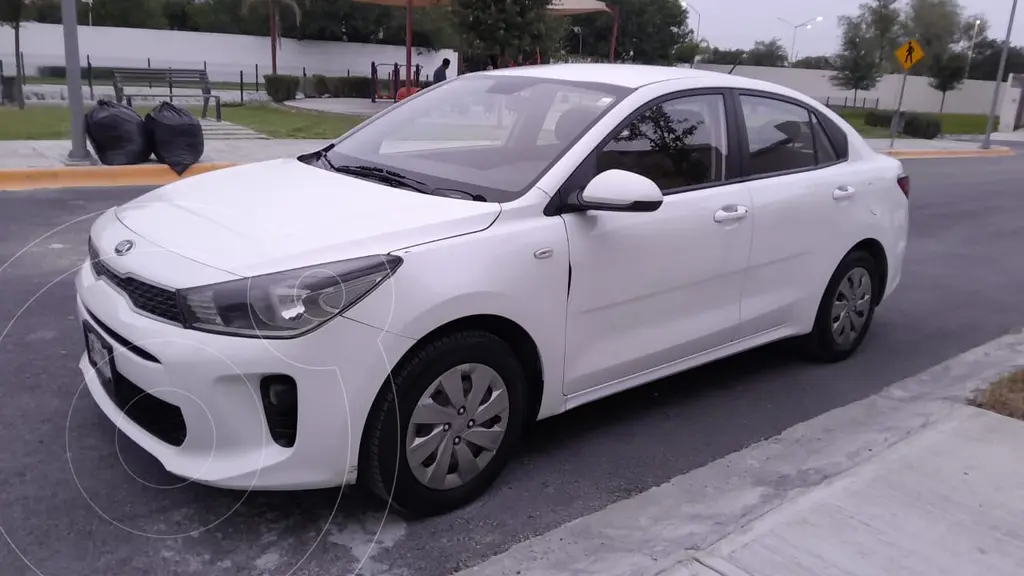 Kia Rio Sedan L Aut usado (2019) color Blanco precio $165,000