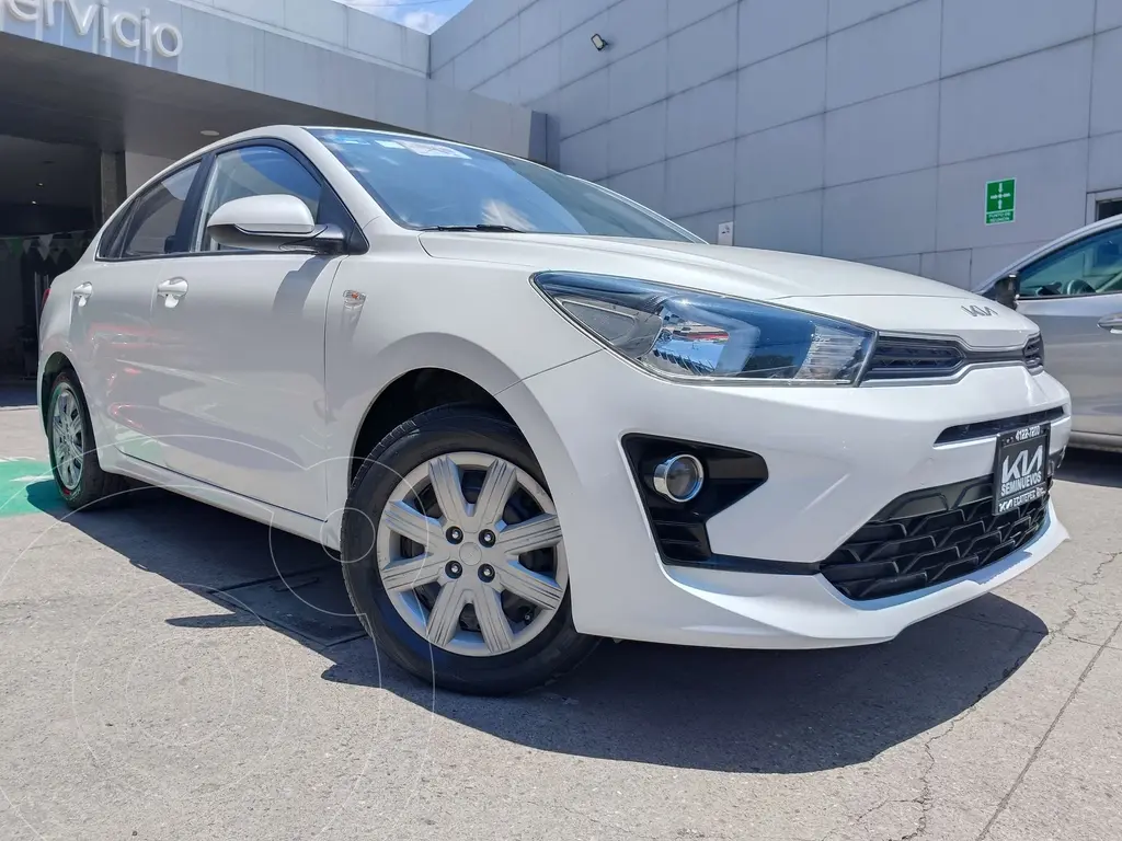 Kia Rio Sedan L Aut usado (2022) color Blanco precio $245,000