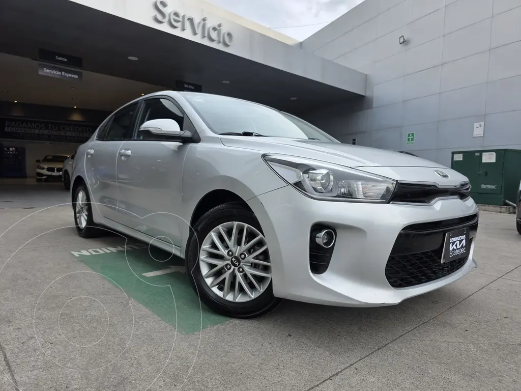Kia Rio Sedan EX Aut usado (2020) color plateado precio $220,000